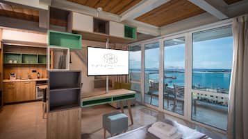Suite Deluxe, vista para o mar (Junior) | Minibar, cofre com capacidade para portátil, secretária