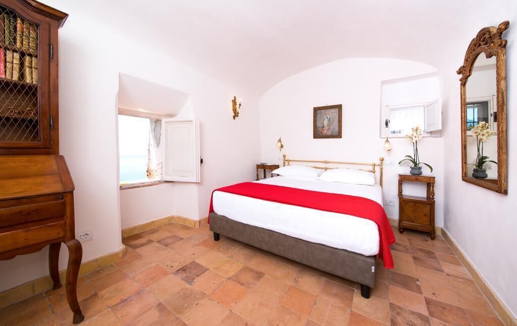 Roupa de alta qualidade, edredões de penas, minibar, cofre no quarto 