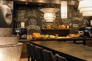 Pequeno-almoço continental diário mediante uma taxa 