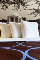 Secretária, secretária adequada para computadores portáteis 