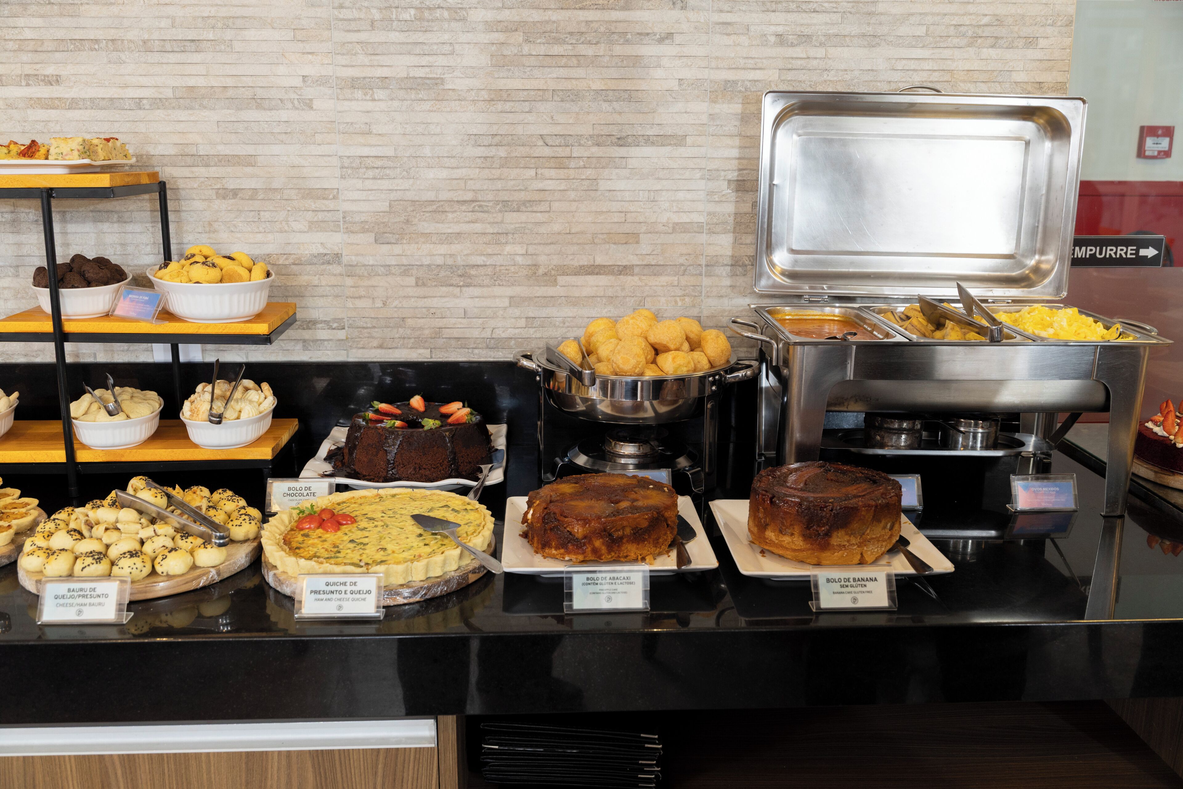 Café da manhã com buffet grátis todos os dias
