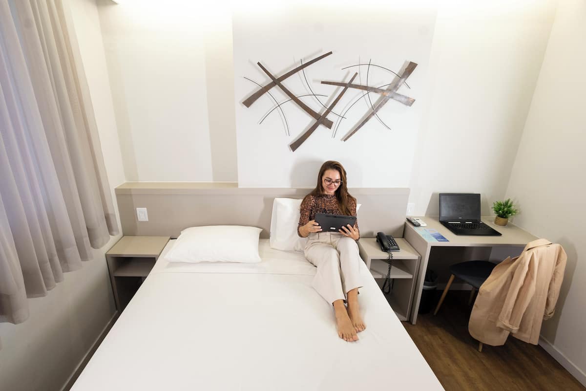 Minibar, cofre no quarto, secretária, quartos insonorizados