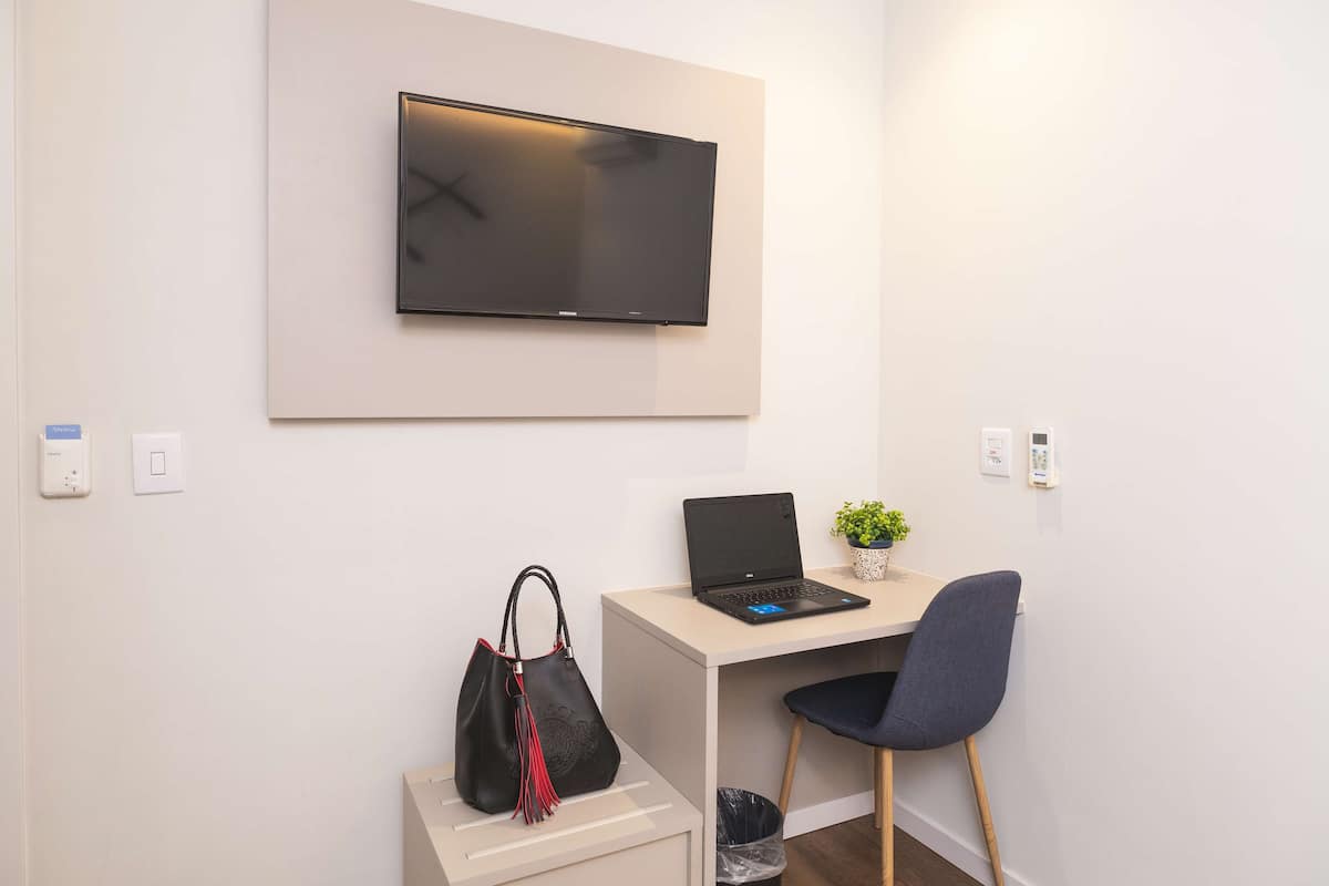 Frigobar, cofres nos quartos, escrivaninha, quartos à prova de som