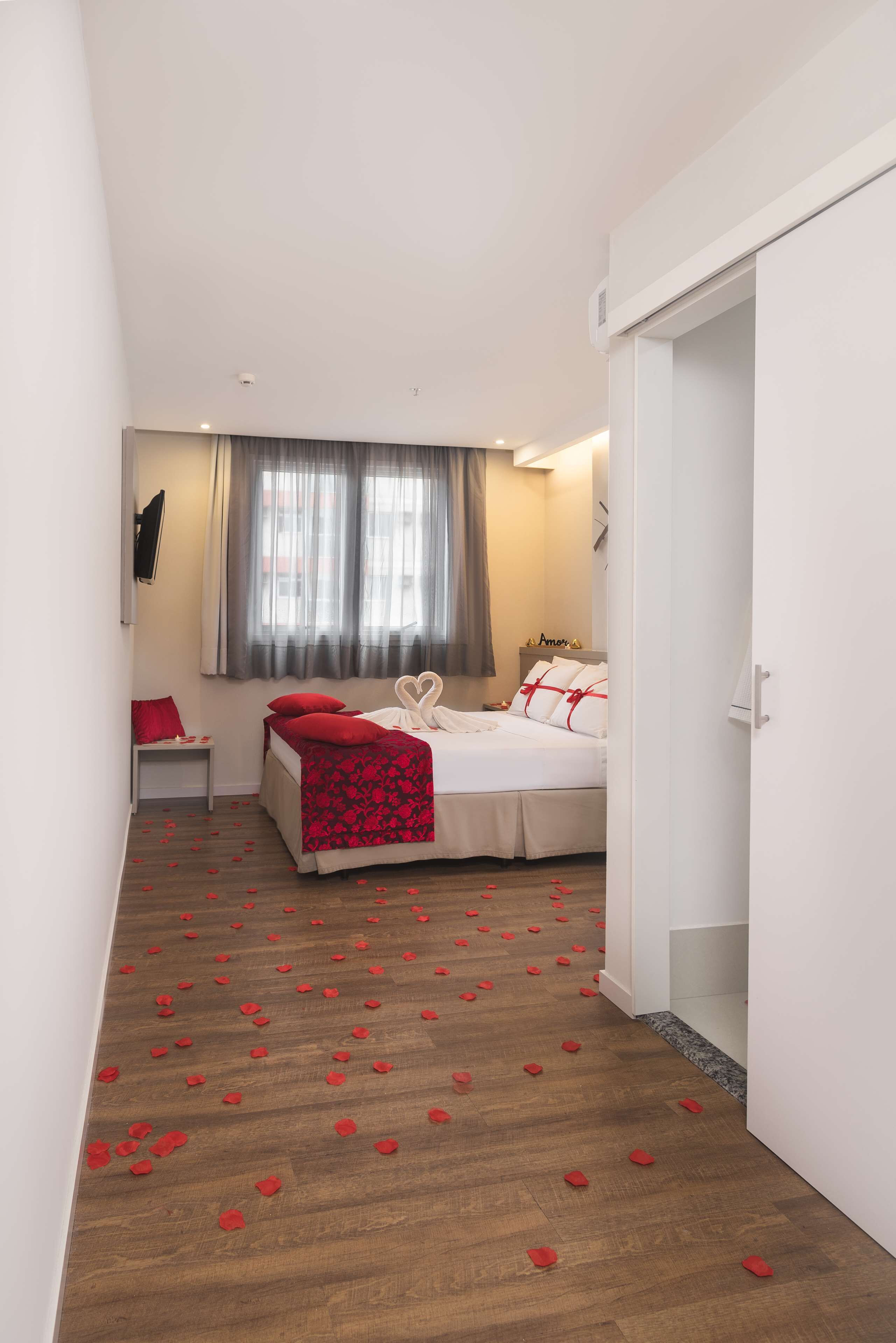 Apartamento, 1 cama Queen | Frigobar, cofres nos quartos, escrivaninha, quartos à prova de som