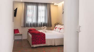 Apartamento, 1 cama Queen | Frigobar, cofres nos quartos, escrivaninha, quartos à prova de som