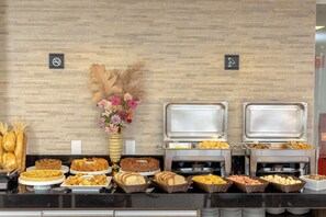 Café da manhã com buffet grátis todos os dias