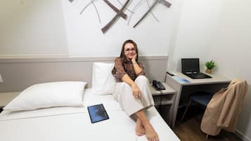 Apartamento, 1 cama de casal, acessível para pessoas com deficiência física | Frigobar, cofres nos quartos, escrivaninha, quartos à prova de som
