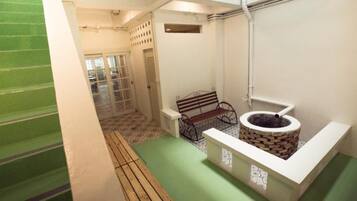 Um polibã, artigos de higiene pessoal grátis, toalhas fornecidas