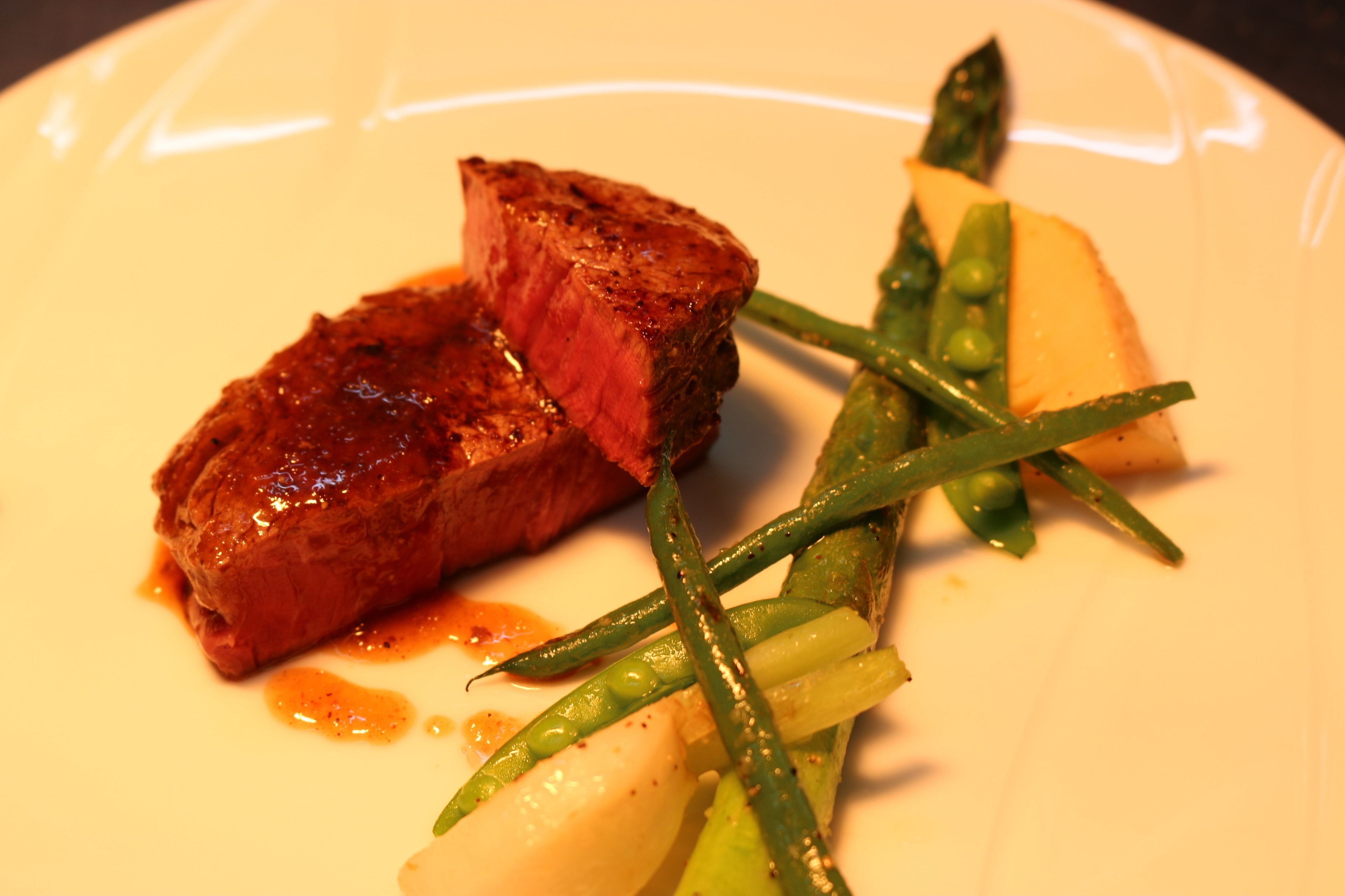 Prato com bife, aspargos e batata.