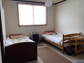 Quarto Twin, casa de banho partilhada | Wi-fi grátis, roupa de cama fornecida 