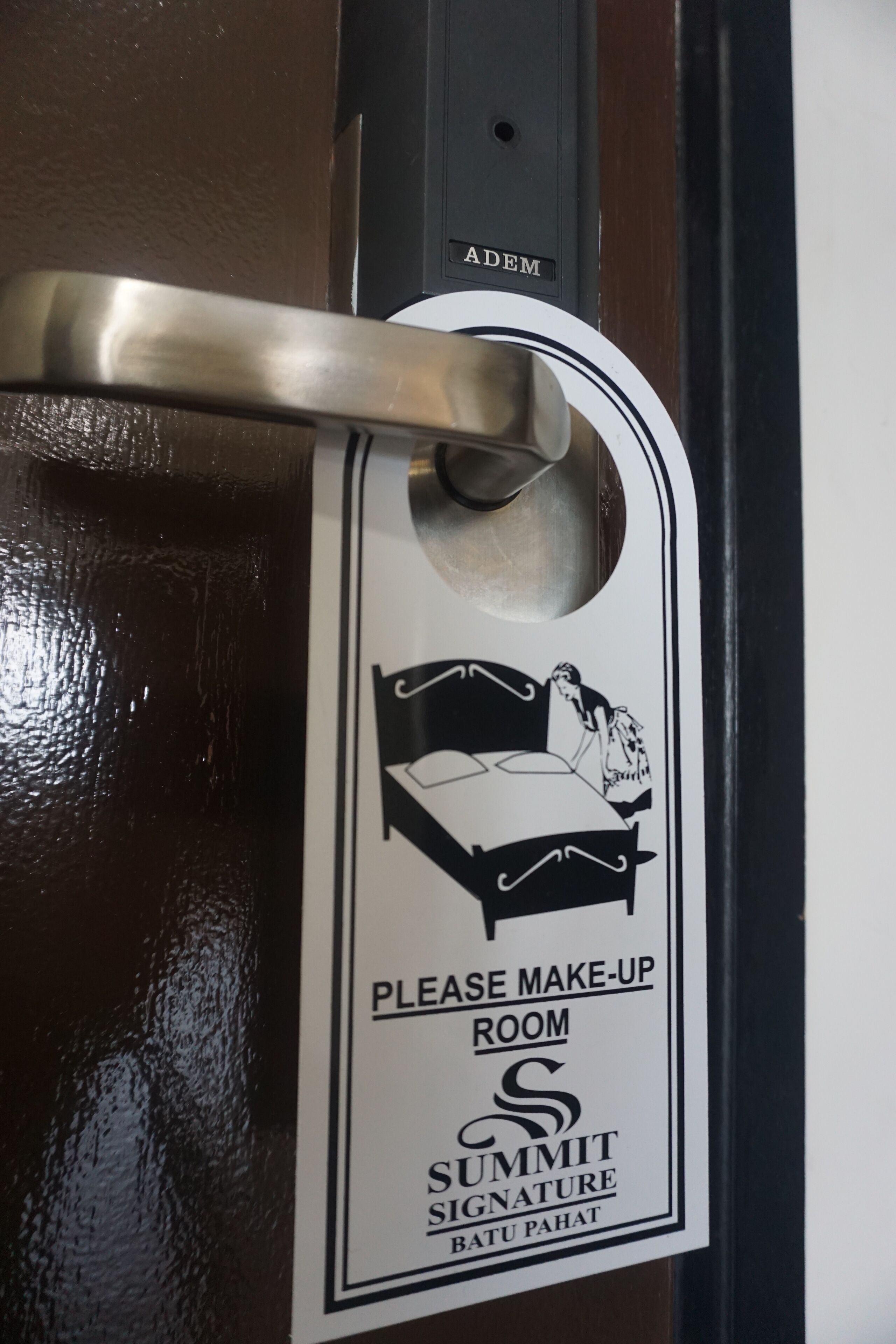 Placa de porta indicando um quarto para maquilhagem.