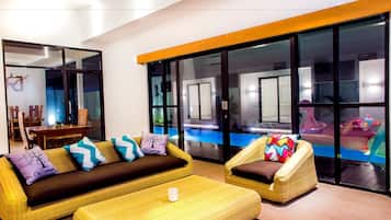 Villa, 3 quartos, piscina privativa | Sala de estar | Televisor LCD