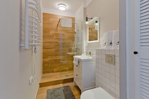 Apartamento (Classic III by Hampton) | Casa de banho | Uma banheira, artigos de higiene pessoal grátis, um secador de cabelo 