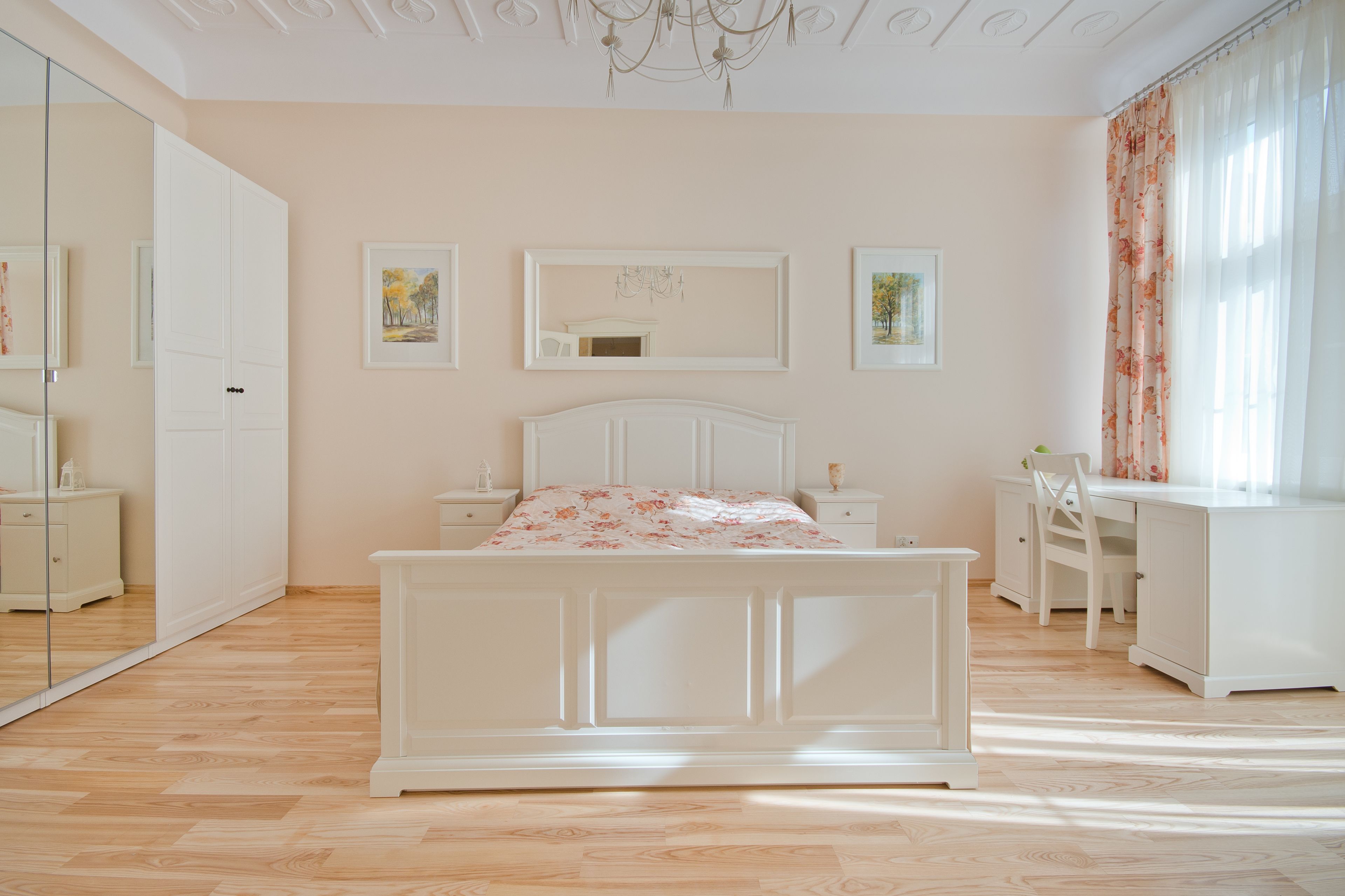 Quarto com cama, escrivaninha, cadeira, penteadeira e espelho.