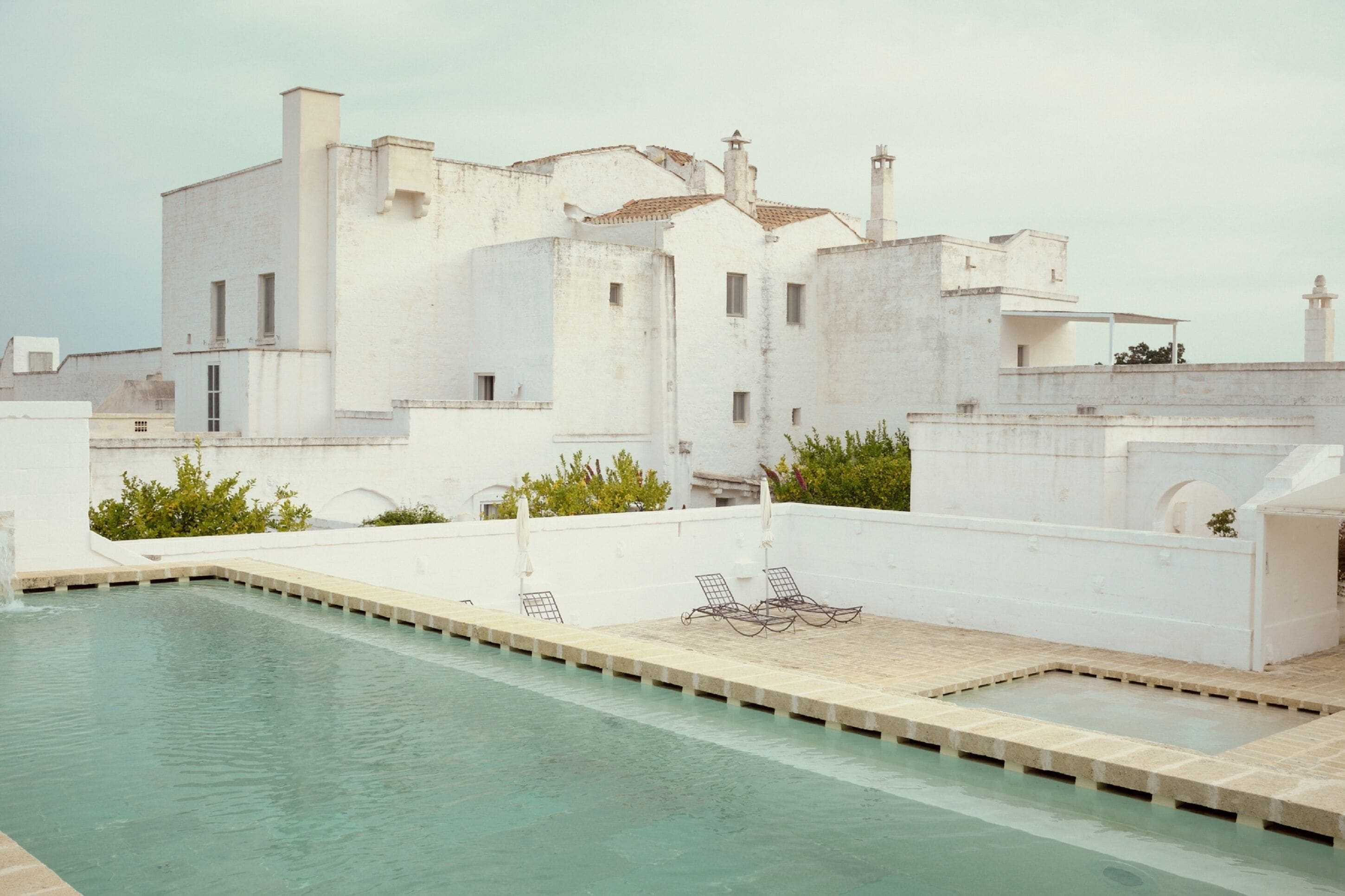 Piscina externa sazonal, guarda-sóis, espreguiçadeiras