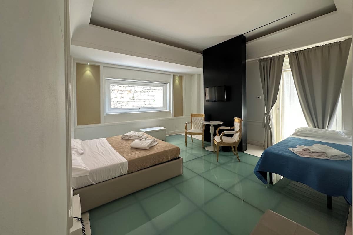 Quarto Duplo Superior (Duomo view) | 1 quarto, roupa de alta qualidade, cofre no quarto, secretária