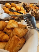 Pequeno-almoço tipo buffet diário mediante uma taxa