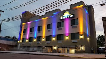 Fachada do alojamento (tarde/noite)