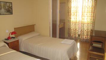 Quarto casal, banheiro compartilhado (Private Shower and Sink) | Escrivaninha, cortinas blackout, ferros/tábuas de passar roupa