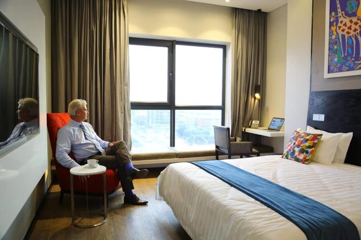 Cofres nos quartos, escrivaninha, quartos à prova de som