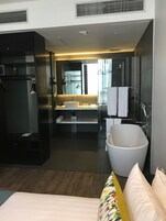 Uma casa de banho moderna com banheira, lavatório e espelho.