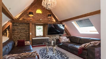 Casa luxo, 2 quartos, vista para a montanha | Sala de estar | TV de tela plana