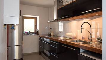 Casa luxo, 2 quartos, vista para a montanha | Cozinha privada | Cafeteira/chaleira, geladeira grande, micro-ondas, fogão