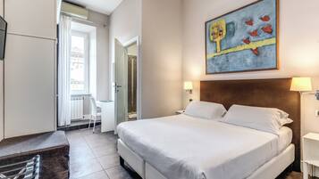 Quarto Duplo Standard | Roupa de alta qualidade, edredões de penas, secretária