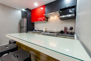 Apartamento Básico, 1 cama queen-size e sofá-cama | Cozinha privada | Um frigorífico/congelador grande, um micro-ondas, um forno 