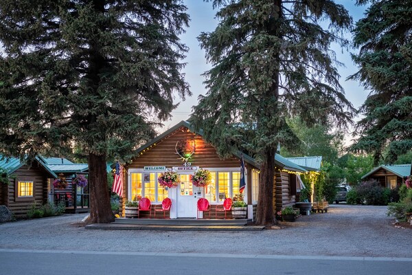Log Cabin Motel - Wyoming