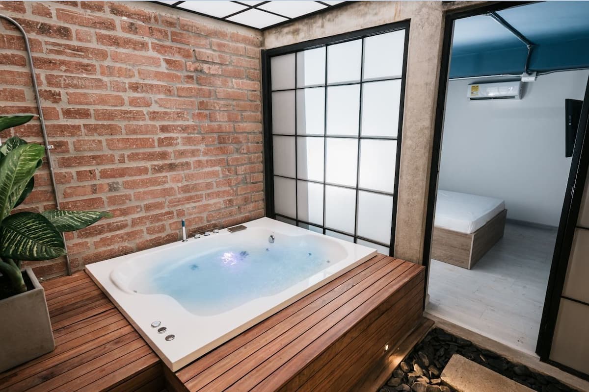 Apartamento Deluxe, 1 quarto (Jacuzzi ) | 1 quarto, minibar, secretária, ferro/tábua de engomar