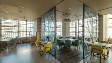 2 restaurantes, com serviço de café da manhã e almoço; culinária chinesa
