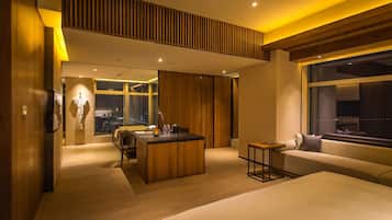 Frigobar, cofres nos quartos, escrivaninha, cortinas blackout
