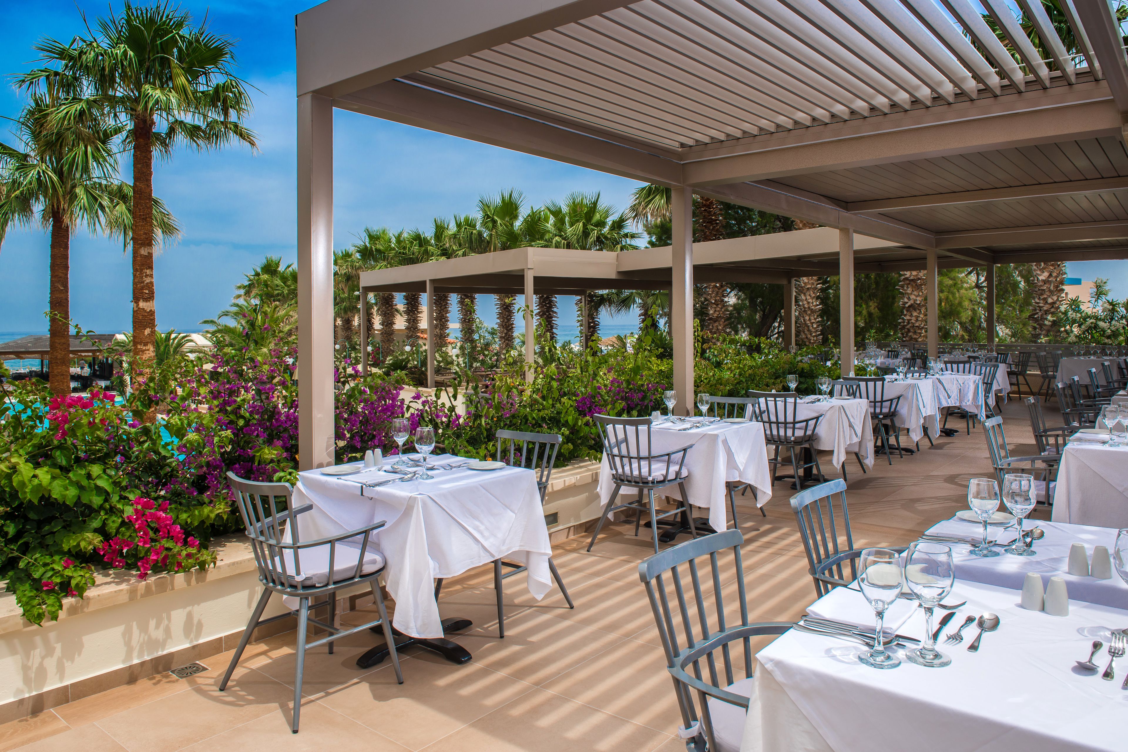 2 restaurantes: servem almoços e jantares