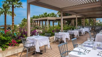 2 restaurantes: servem almoços e jantares