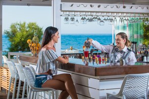 2 bares/lounges, bar ao lado da piscina, bar na praia