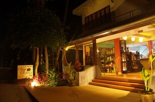 Pequenos-almoços, almoços, jantares servidos, com vista para o oceano 