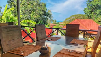 Serviço de café da manhã, local e internacional, vistas para o mar