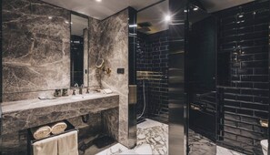 Quarto (Twelve Nights) | Frigobar, cofres nos quartos, escrivaninha, cortinas blackout