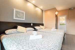 Superior Family Room, Balcony, Side Sea View | Frigobar, cofres nos quartos, escrivaninha, Wi-Fi de cortesia