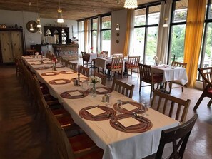 Pequenos-almoços servidos, cozinha local e internacional 