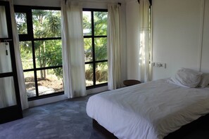 Bungalow Royal | Cofre no quarto, secretária adequada para computadores portáteis 