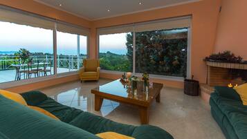 Vila luxo, 4 quartos, vista para o mar | Área de estar | TV de tela plana 48 polegadas com canais digitais, TV LED, lareira