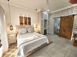 Suite Superior, 1 quarto, varanda, vista para o pátio | Lençóis de algodão egípcio, roupa de alta qualidade 