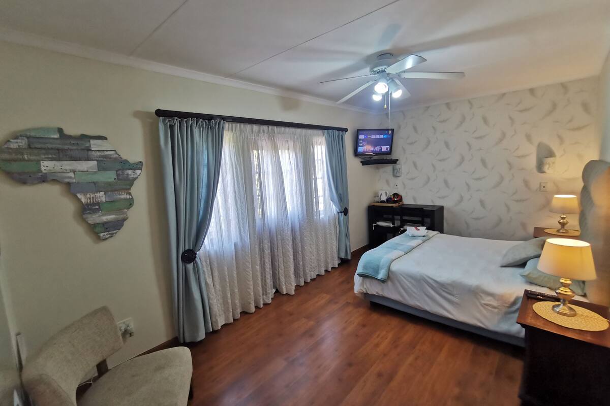 Balcony Suite | Com decoração personalizada, com mobília individualizada, secretária