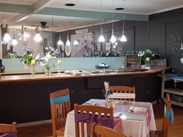 Pequeno-almoço tipo buffet diário (80 ZAR por pessoa) 