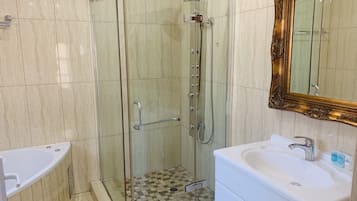 Quarto casal ou duplo luxo, 1 cama de casal | Banheiro | Produtos de toalete grátis, secador de cabelo (mediante solicitação)