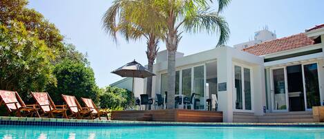 Piscina exterior, espreguiçadeiras