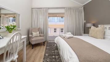 Quarto luxo, 1 quarto | Frigobar, cofres nos quartos, escrivaninha, cortinas blackout