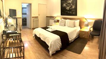 Quarto casal standard | Cofres nos quartos, escrivaninha, espaço de trabalho para notebook